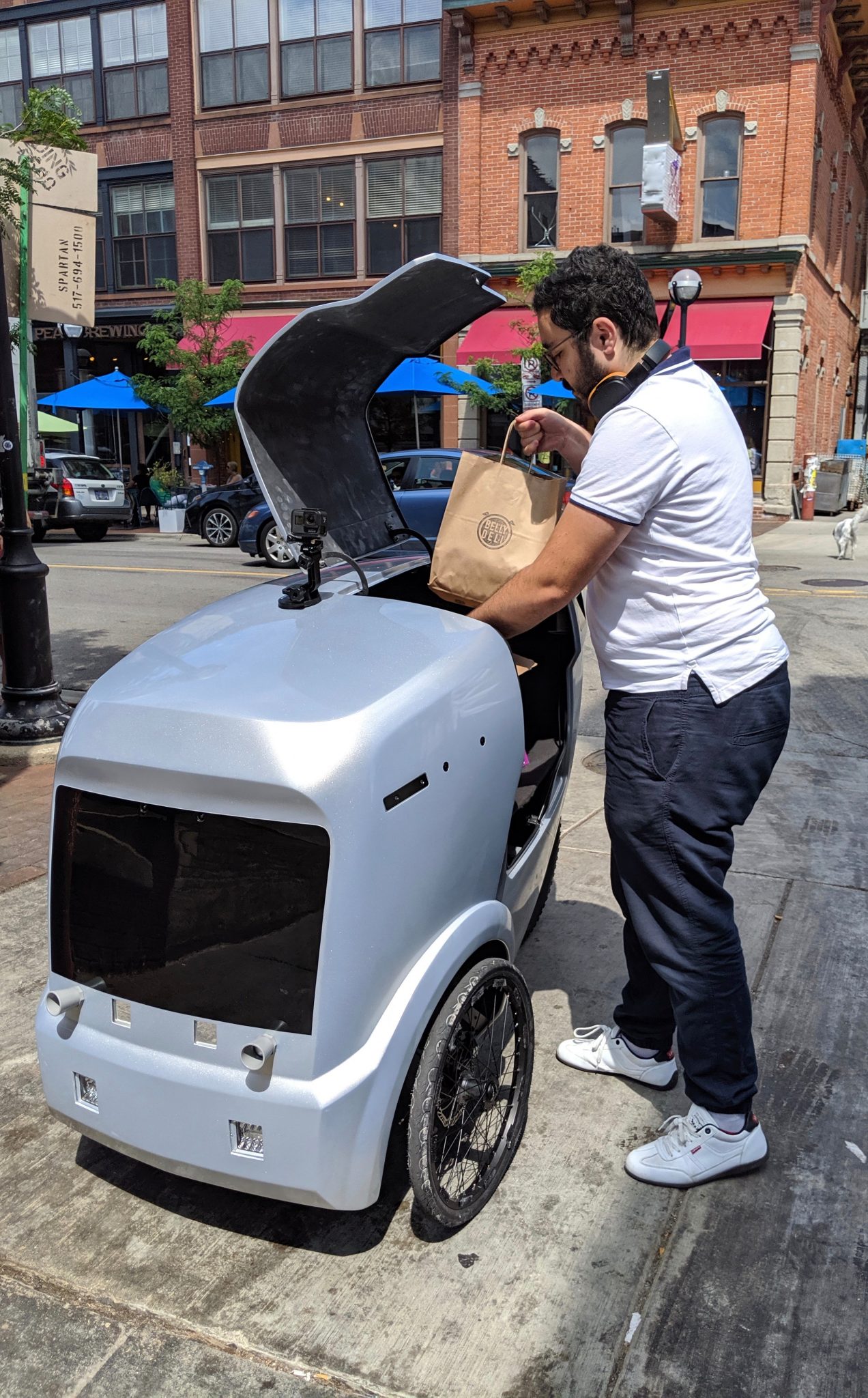 Sidewalk Delivery Robots: An Introduction to Technology and Vendors ...